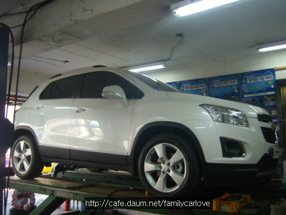 자동차 머플러 탈착하여 머플러 코팅하는 쉐보레 트랙스 차량 대우 자동차 정비 일산패밀리카 자동차10년타기착한정비센터 정발산점